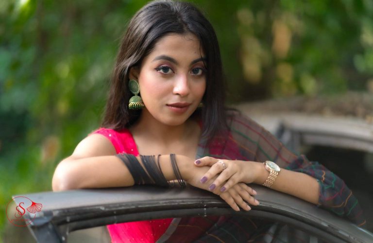 Hot Bangladeshi Saree Model : A Captivating Fusion - Mati News